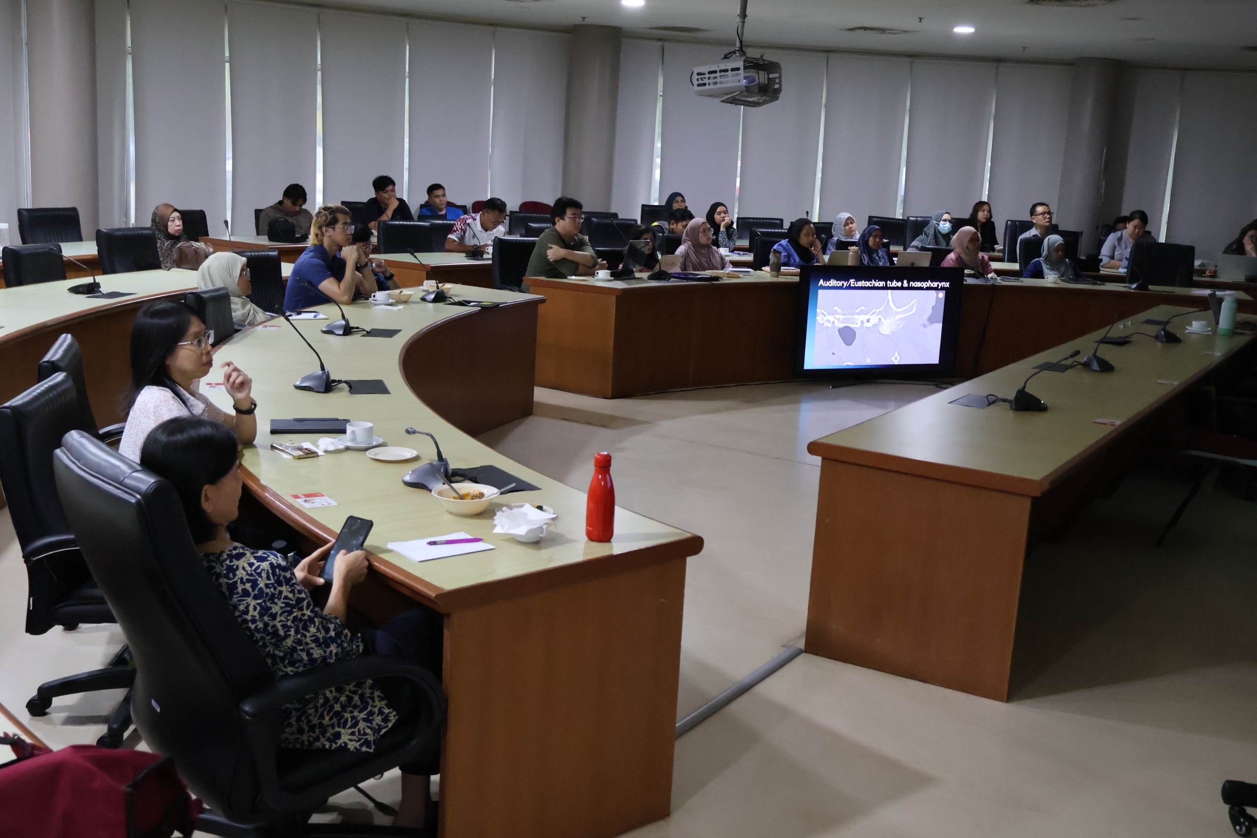 Peserta mengikuti seminar dengan penuh perhatian